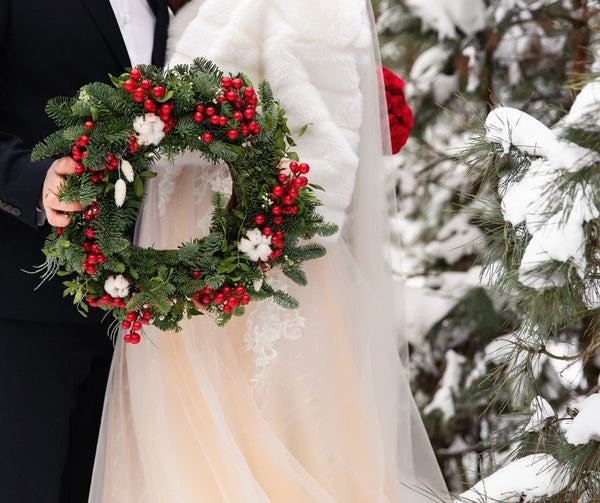 6 WAYS TO CREATE AN INTIMATE, FESTIVE CHRISTMAS WEDDING - PlumPolkaDot